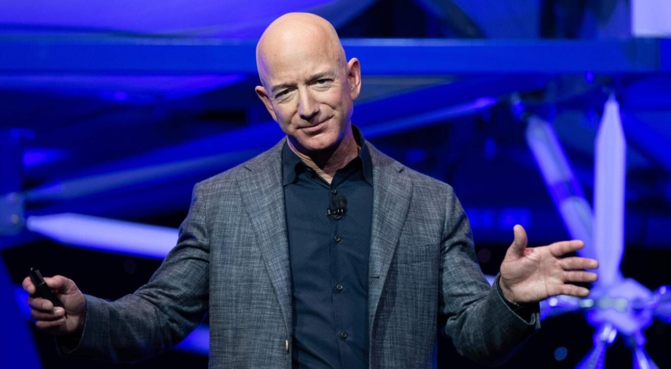 Jeff Bezos eleva la temperatura con su torso desnudo y músculos cincelados