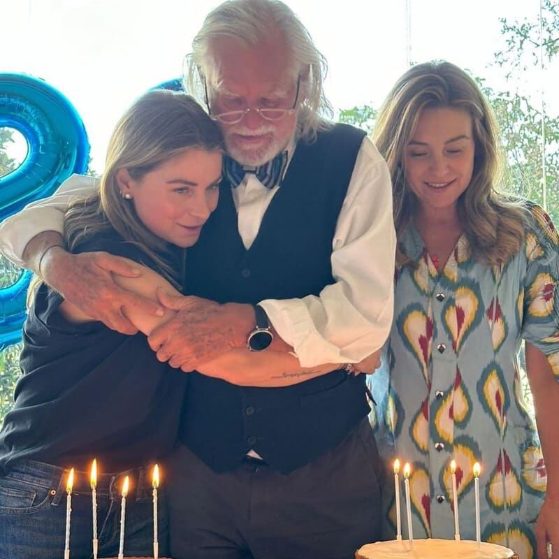 Dominika y Ludwika Paleta celebran en familia el cumpleaños 80 de su papá