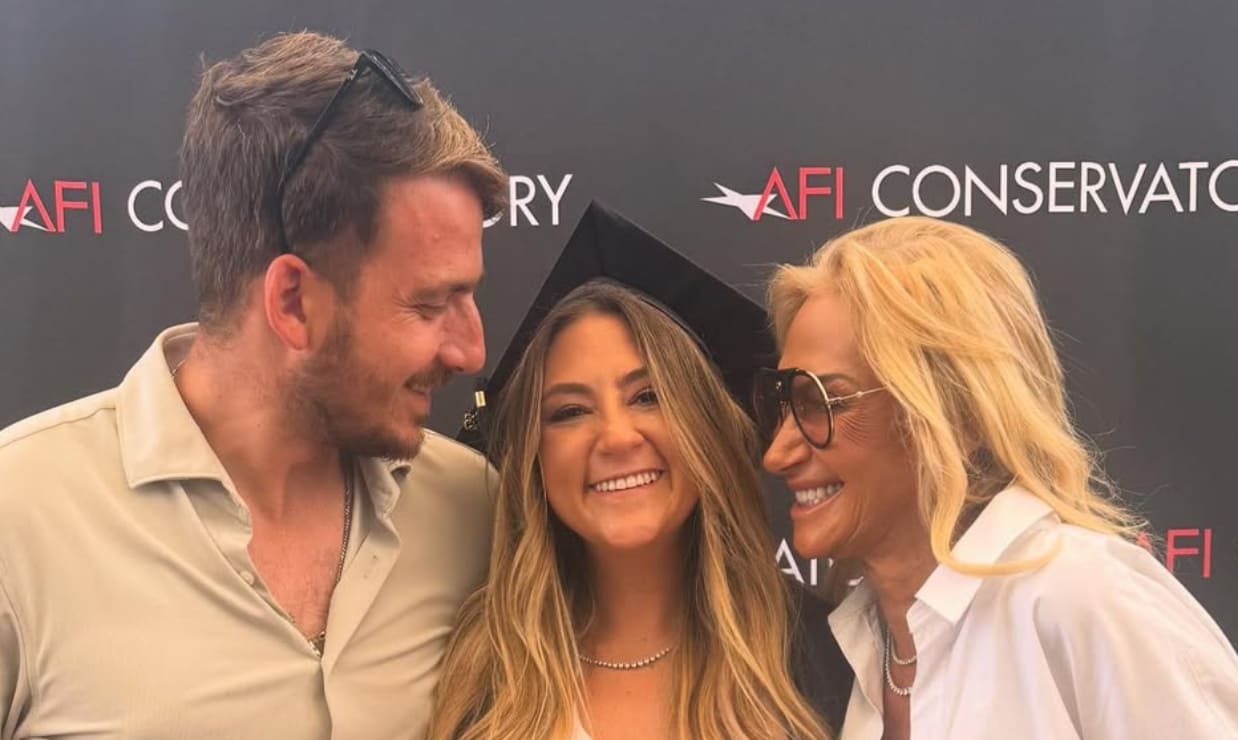 Therese Gotlib, hija de Adela Micha, celebra su graduación rodeada de amor