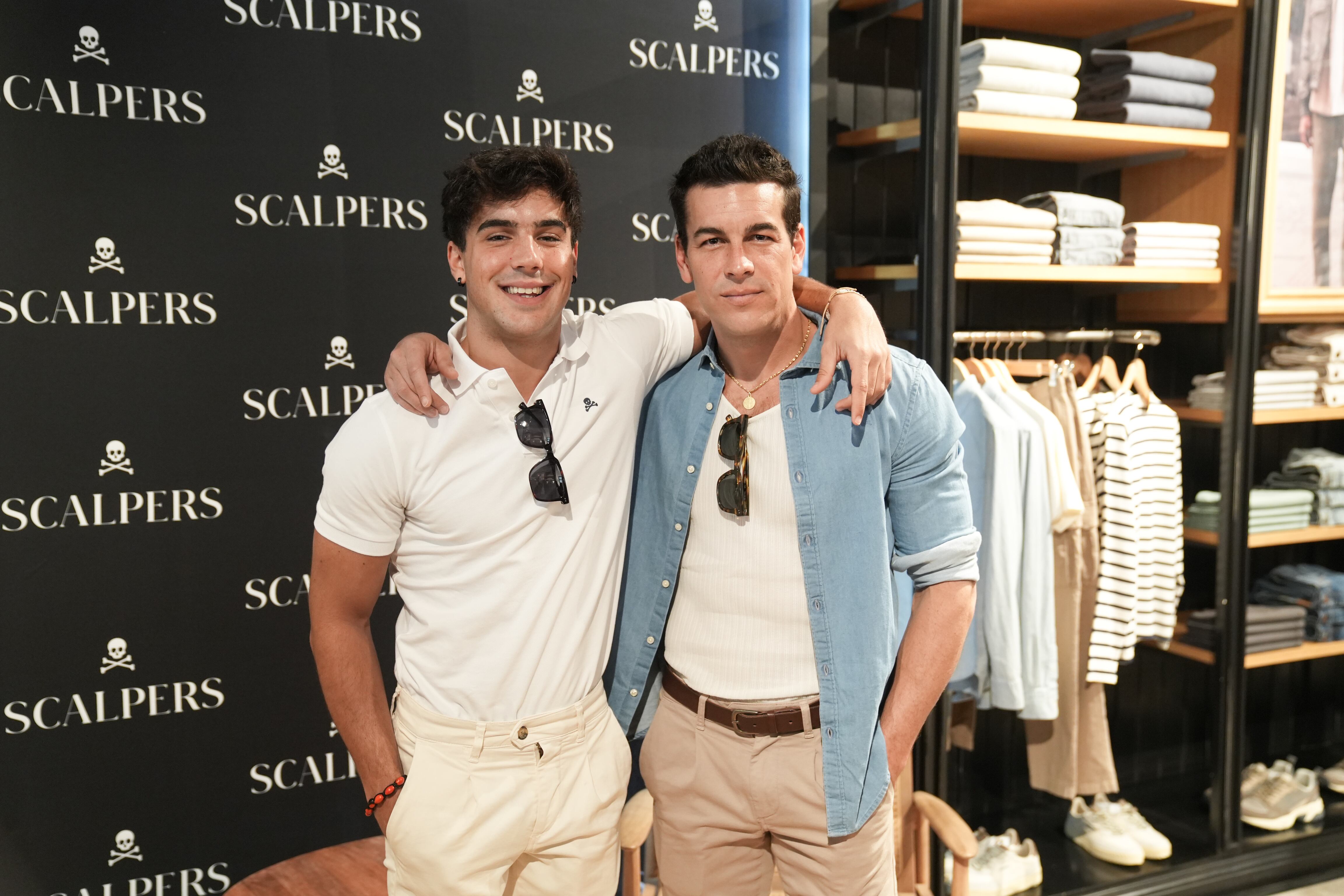 Mario Casas y su hermano Óscar conquistan la Ciudad de México