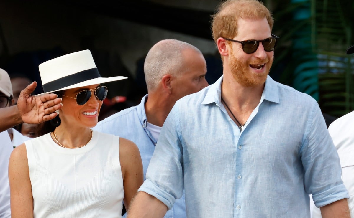 El príncipe Harry presume su talento sobre la pista en viaje a Colombia