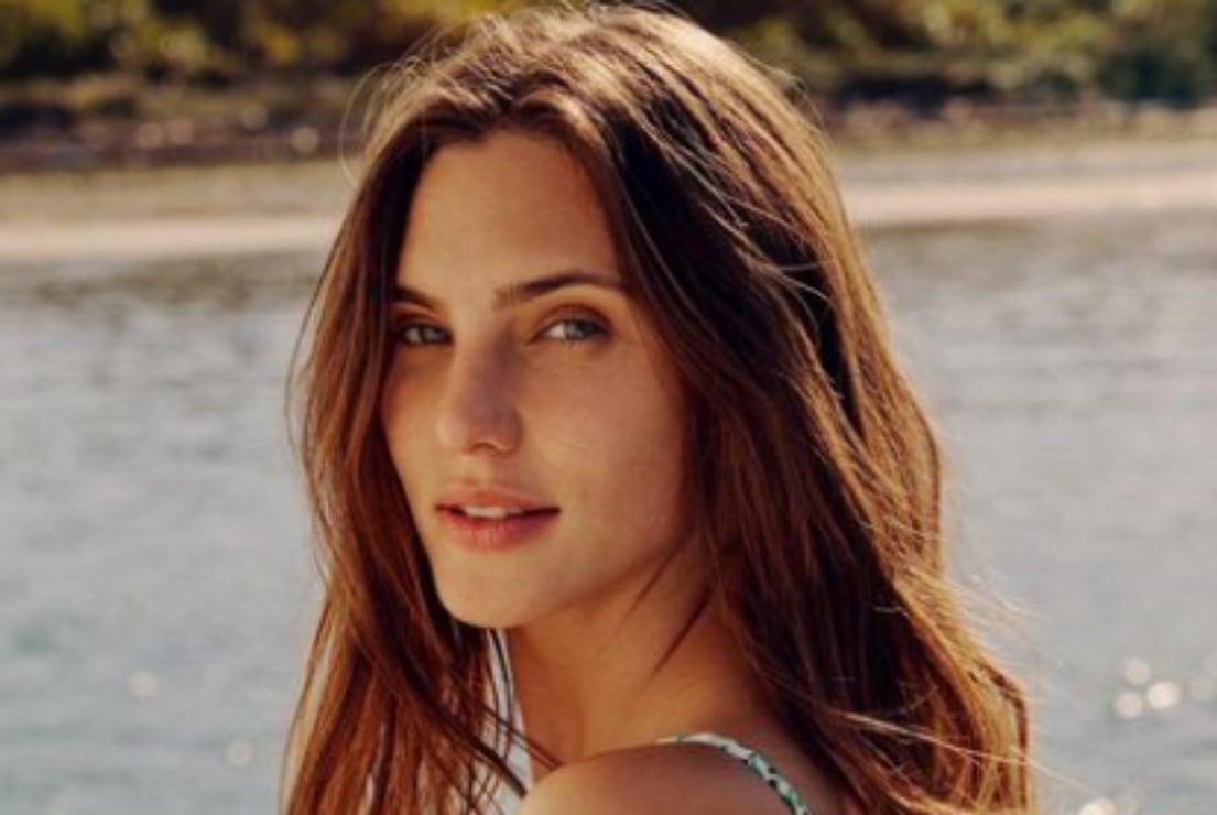 Macarena Achaga derrite con falda naked en la Semana de la Moda de París