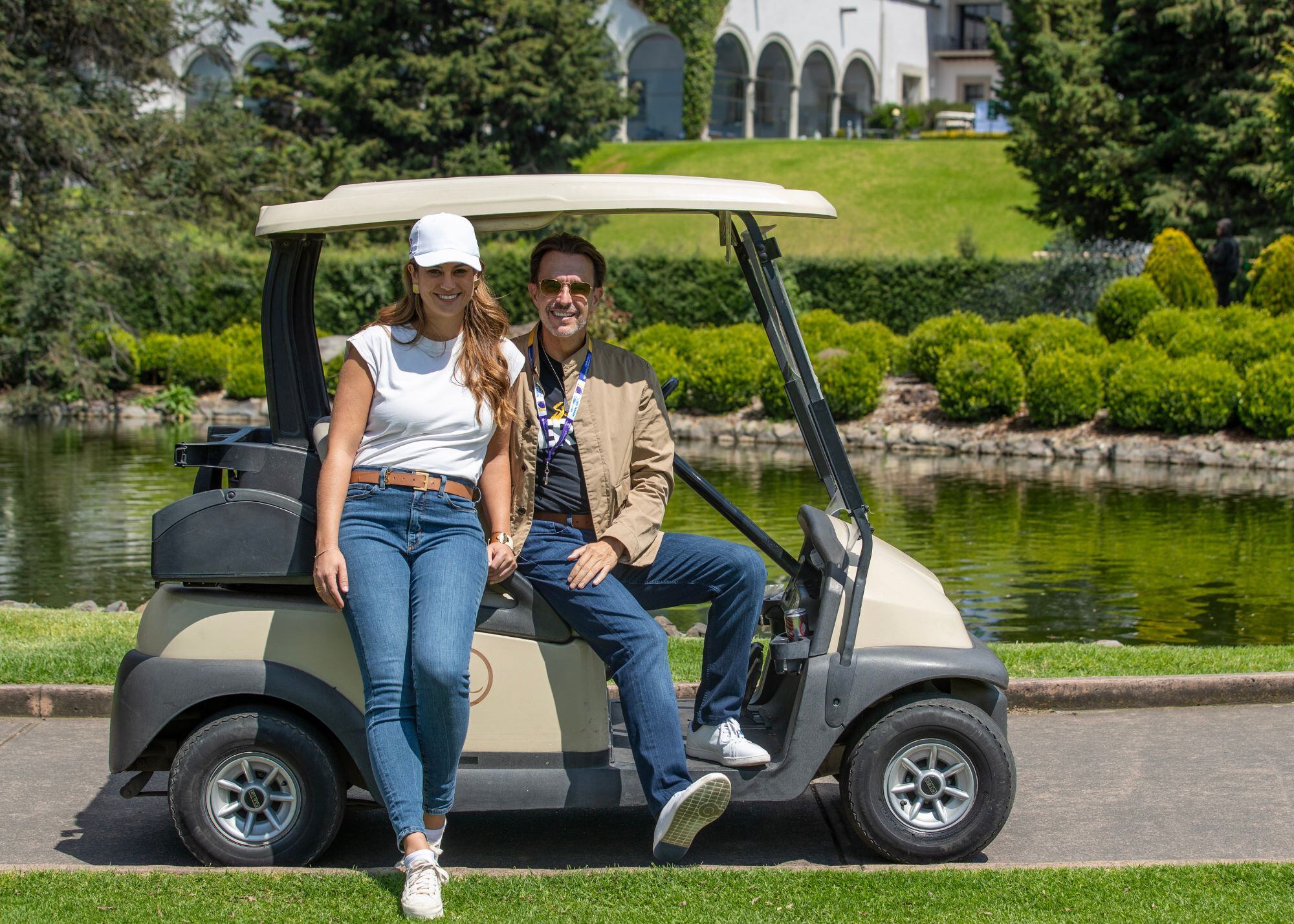 Paola Albarrán y Fernando Landeros festejan 10 años de Ballet Teletón con tarde de golf