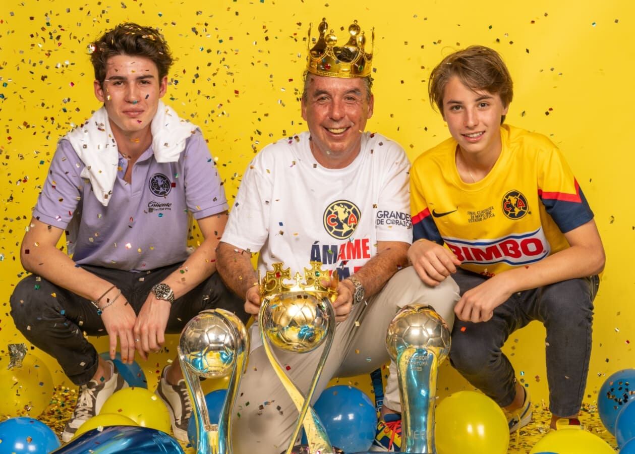 Emilio Azcárraga Jean posa feliz junto a sus hijos Emilio Jr. y Mauricio
