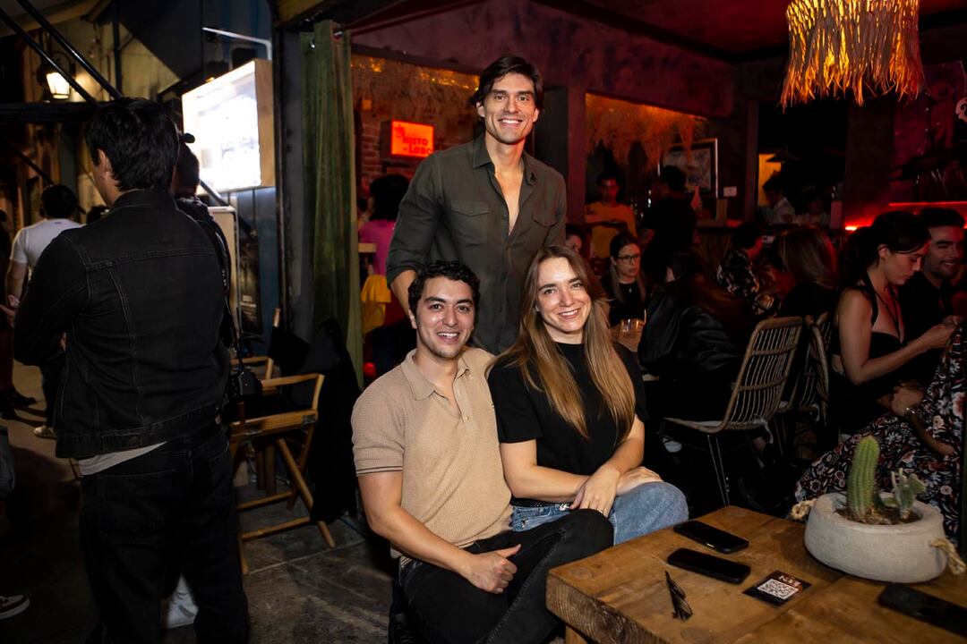 Xuxú y el Chef Yogui disfrutan del mezcal y la música entre amigos