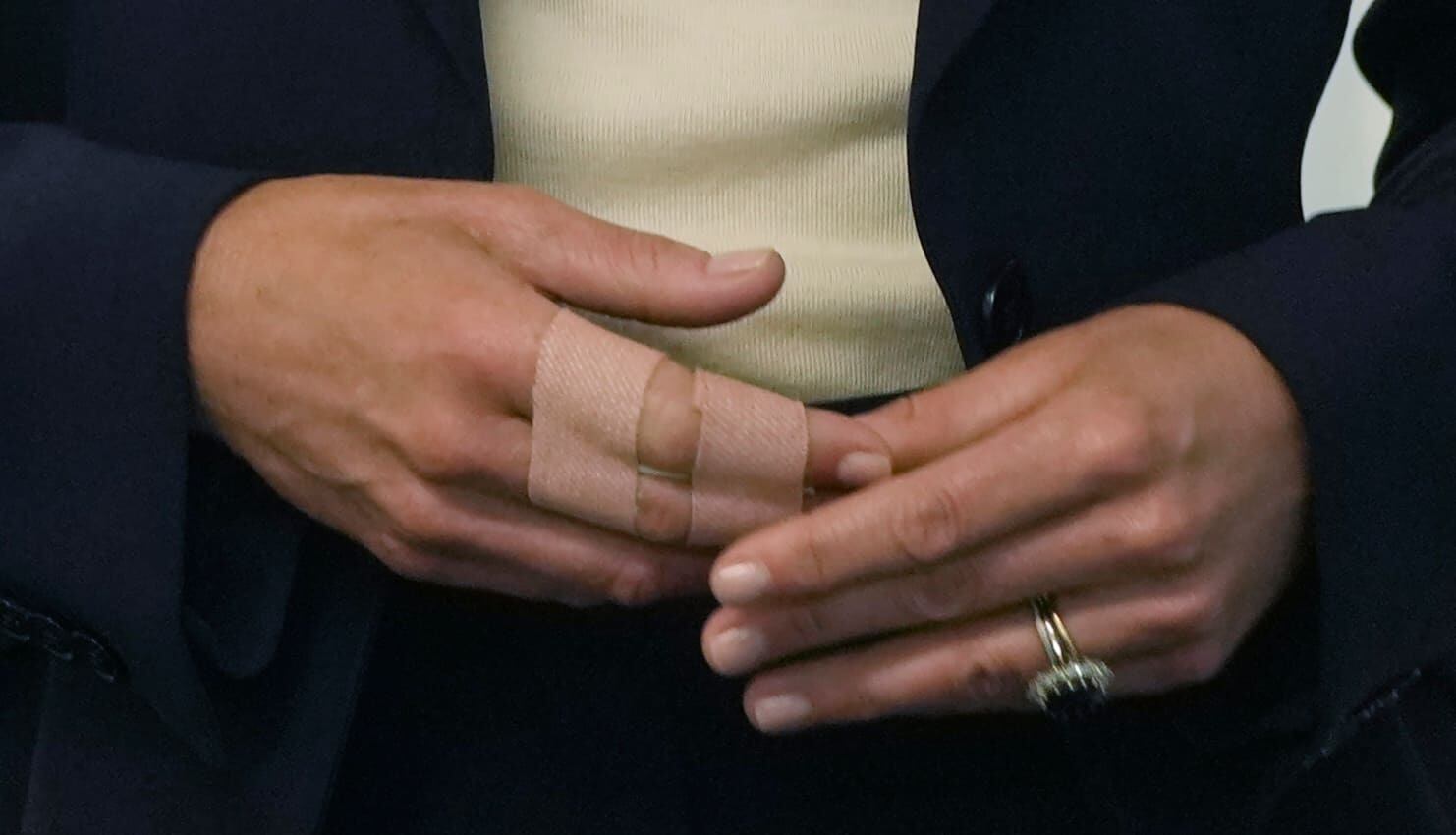 Kate Middleton luce radiante con su nuevo look y ¿una lesión en la mano?
