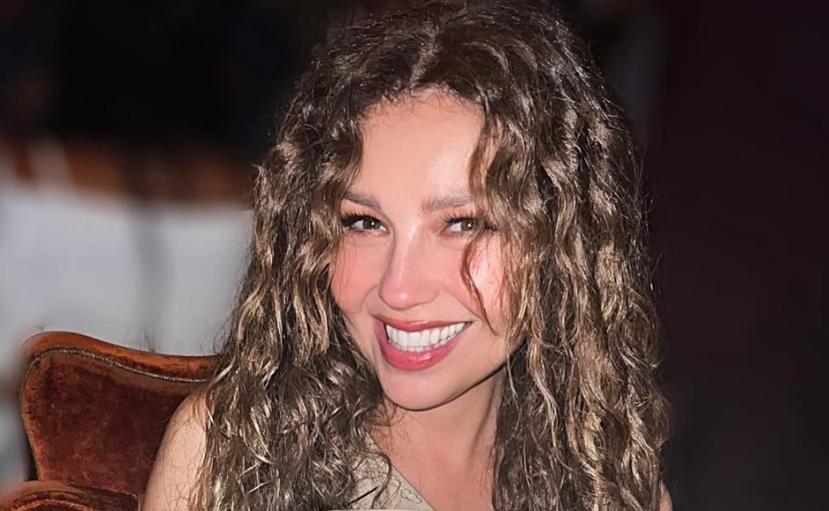 Thalía, entre flores y regalos, festeja su cumpleaños 54