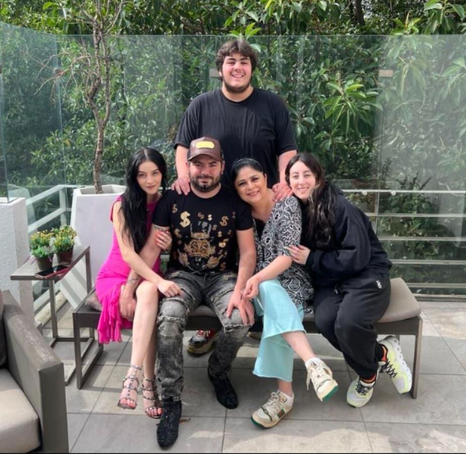Victoria Ruffo presume foto con Anuar y Vicky, sus mellizos de 19 años